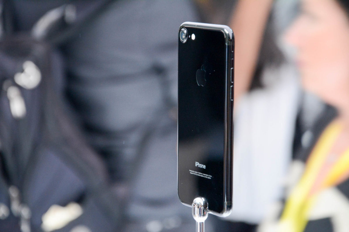 The iPhone 7 needs a new cable to connect to the new MacBook Pro — and ...