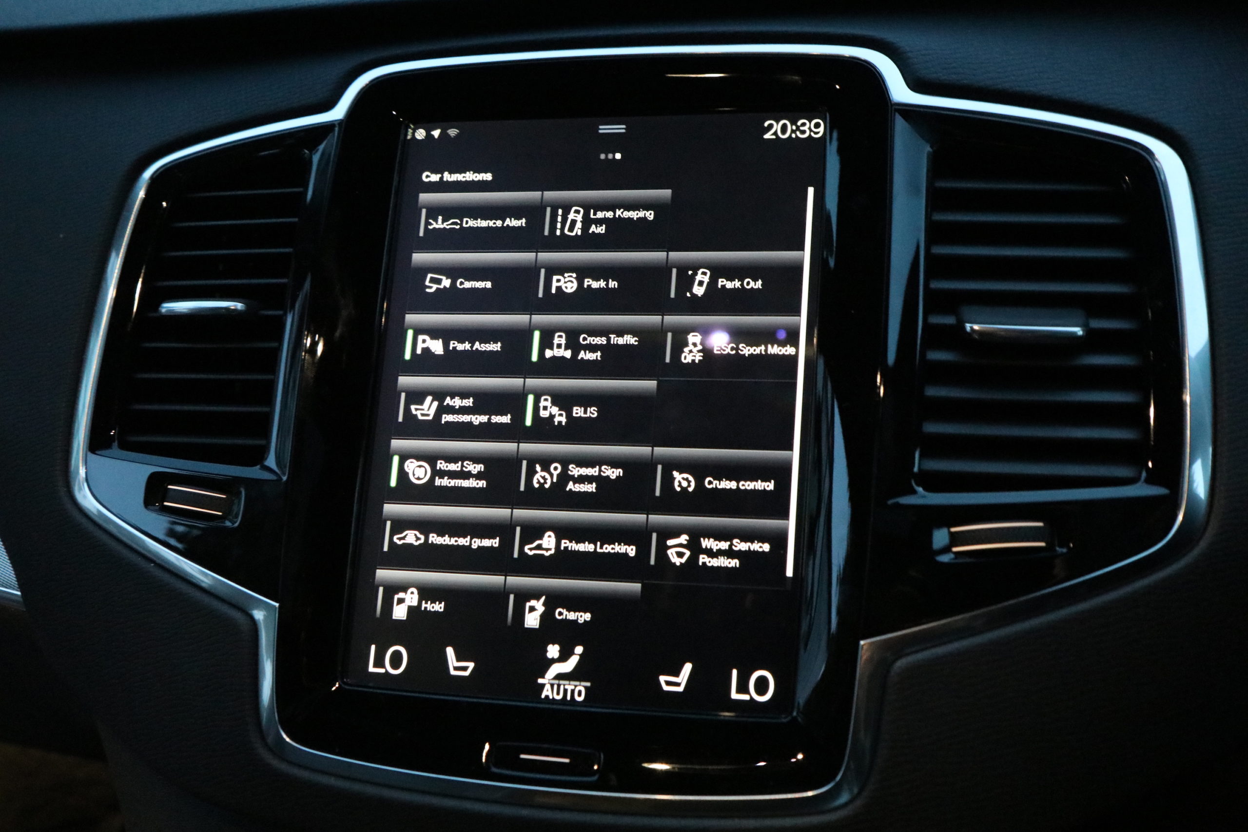 Volvo XC90 T8 R Design (2017) review: The most complete SUV on the road