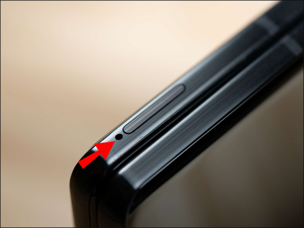 How to Remove a SIM Card From a Samsung Phone