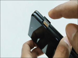 How to Remove a SIM Card From a Samsung Phone