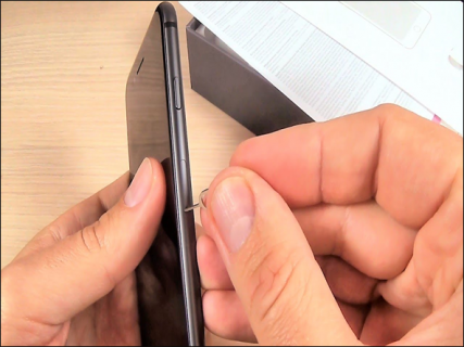 How to Remove a SIM Card From a Samsung Phone