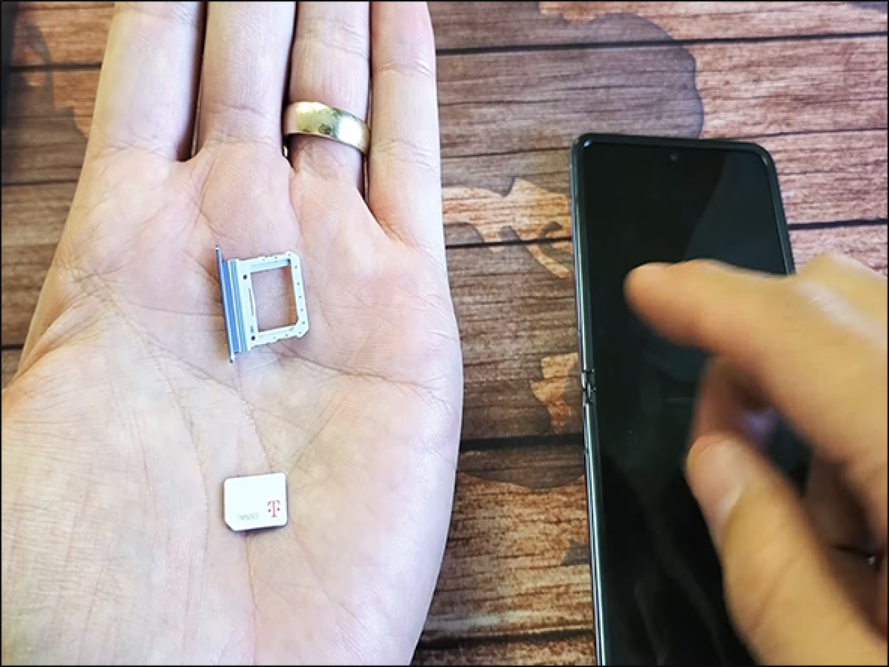 How to Remove a SIM Card From a Samsung Phone